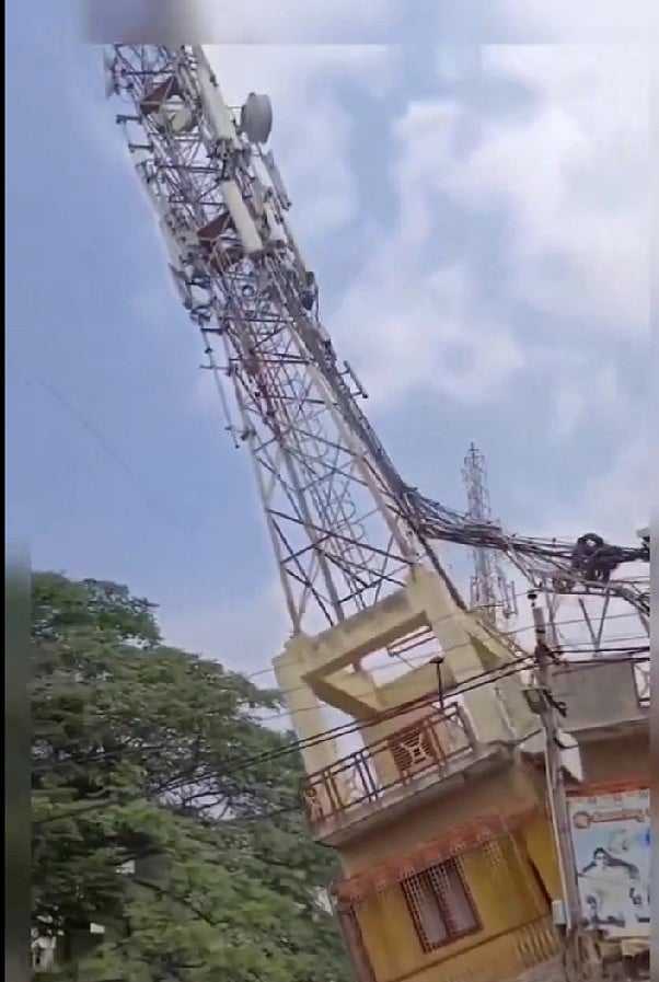 Mobile Tower Collapses in Bengaluru: 11 Escape Unhurt | Watch Video