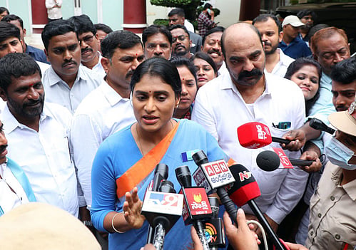 YS Sharmila Meets Brother Jagan Reddy Before Joining Congress
