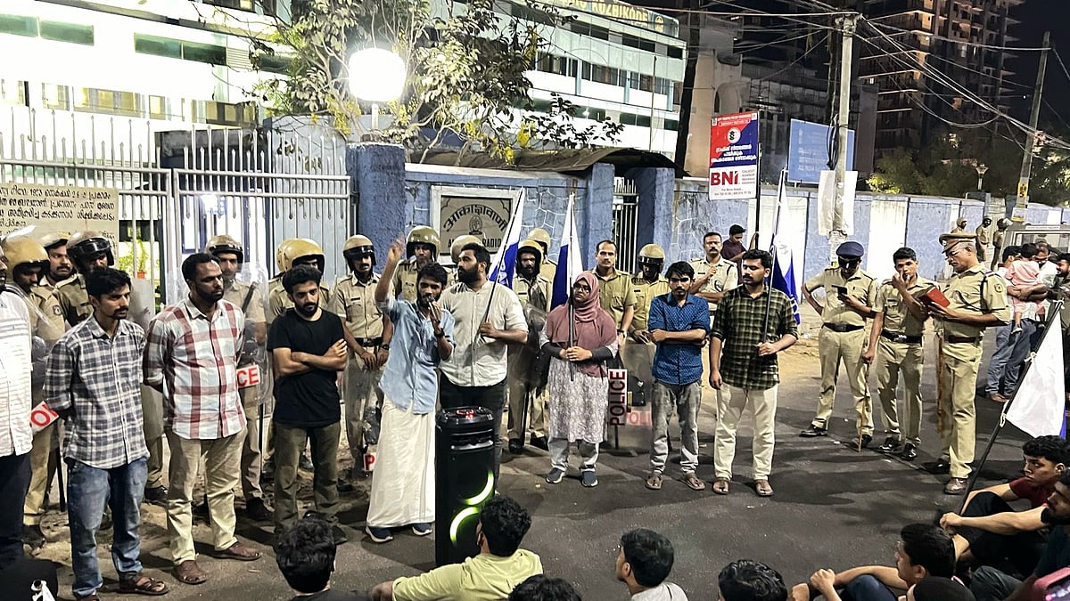 Kerala police lathi charge, arrest Fraternity Movement members at anti ...