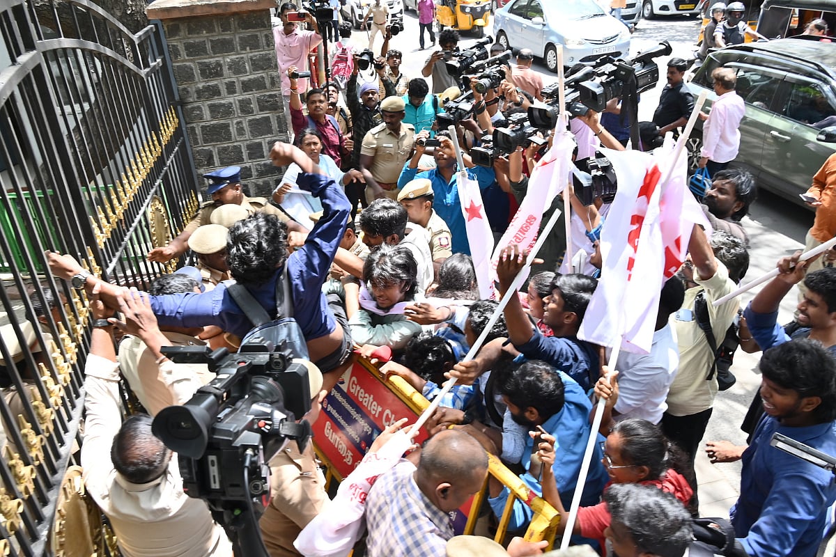 Chennai: SFI protests against NEET before Shastri Bhavan, police detain ...