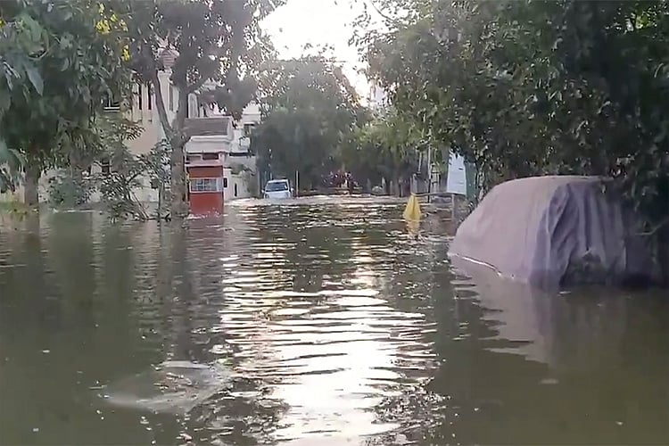 Lake bund breached in Bengaluru, scores of houses flooded in Hulimavu ...