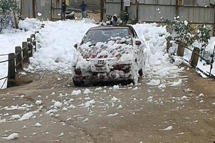 Thanks to pollution, a Bengaluru lake gives you a free but yucky car wash