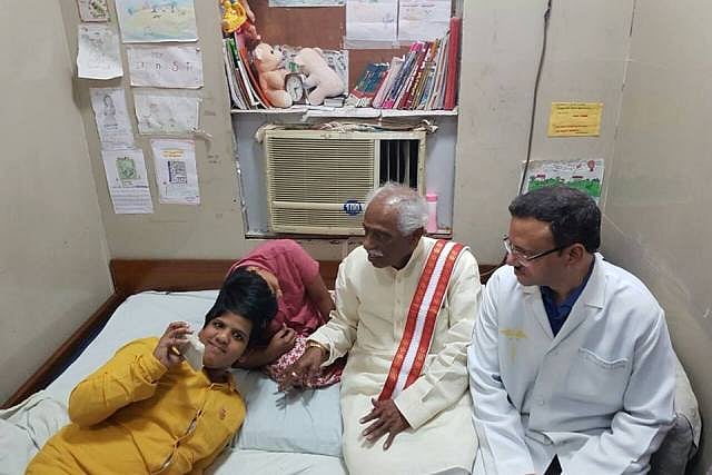 Union min Bandaru Dattatreya meets conjoined twins Veena-Vani, promises ...