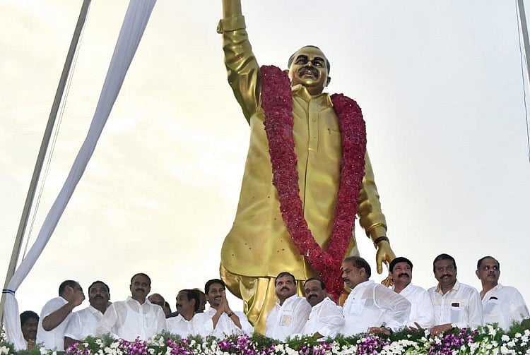 On YSR’s tenth death anniversary, CM Jagan reinstates father’s statue ...