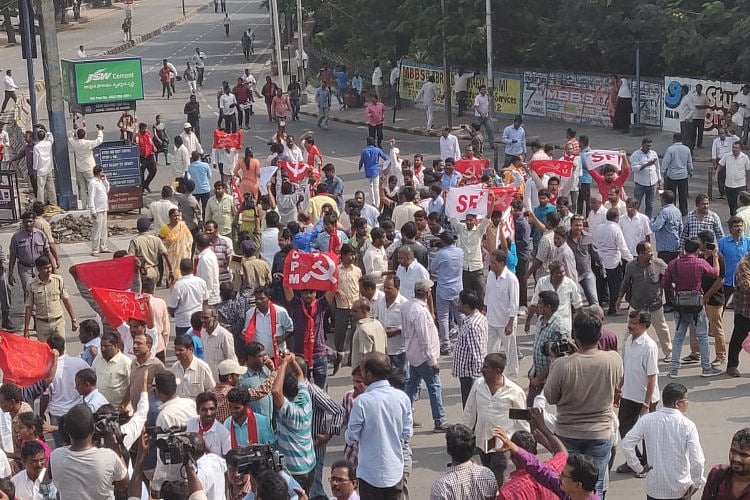 TSRTC strike: Protesters detained for defying Hyd police orders on ...