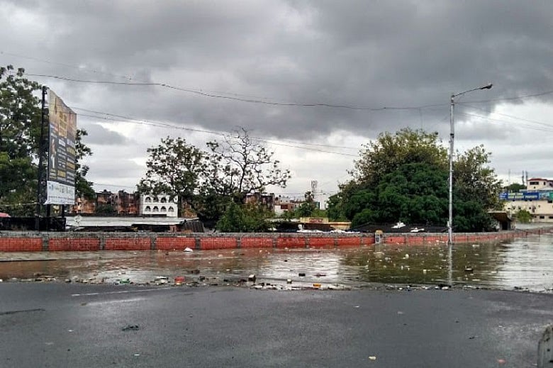 Video: Adyar waters flow over Saidapet Bridge in Chennai, evacuation ...