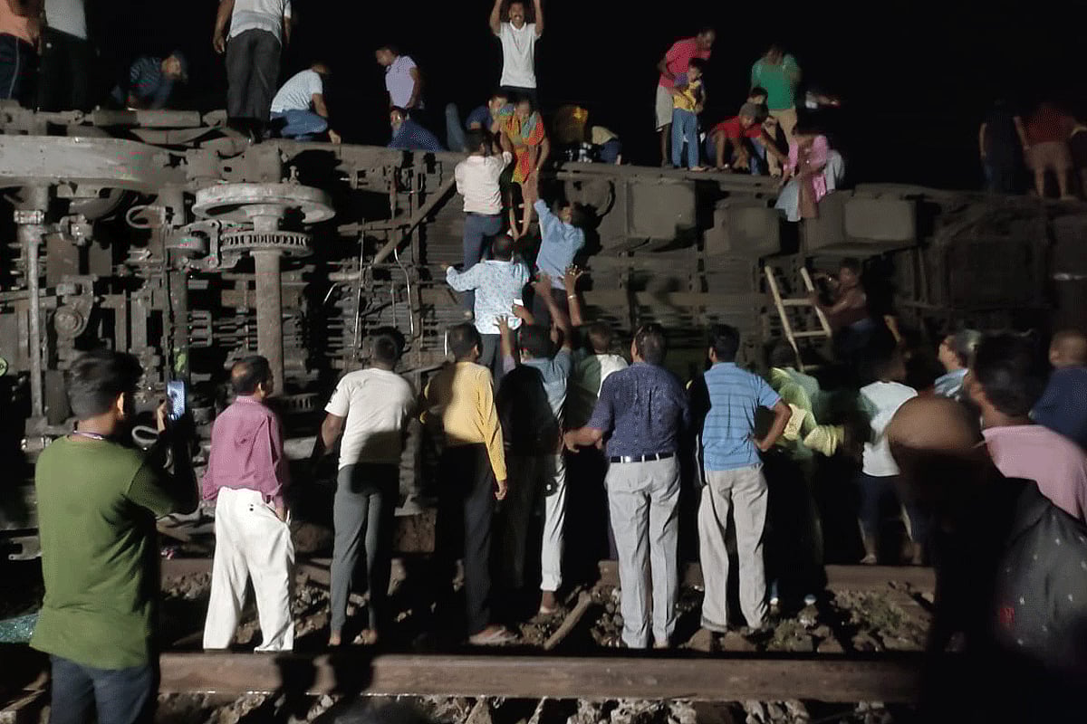 Coromandel Express collides with goods train and Yeshwanthpur Express ...