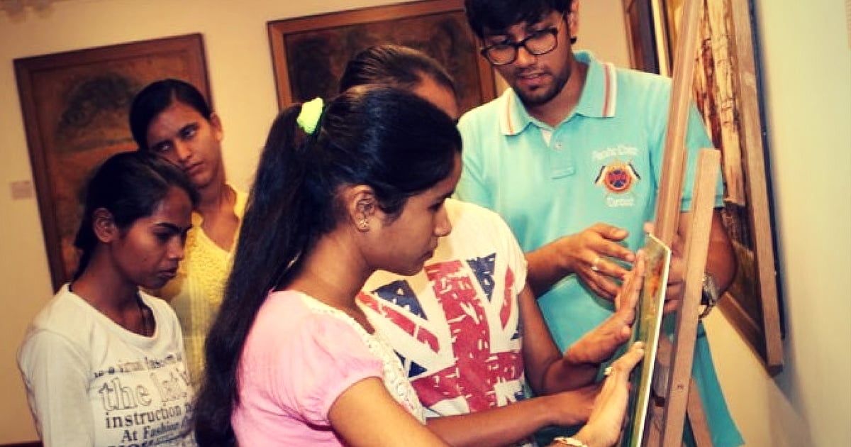 This Man Helps Visually Impaired Art Lovers ‘Touch’ & ’See’ Art