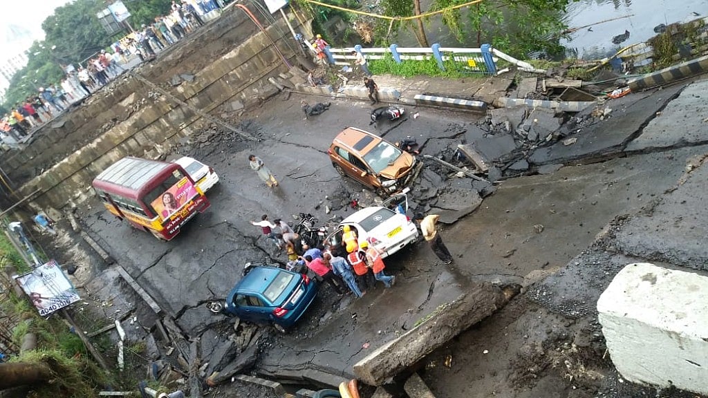 Majerhat Bridge Collapse LIVE: Two Dead, 20 Reported Injured in ...