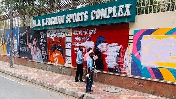 Delhi Police Removes Jamia Graffiti, Twitter Reminds Them of Their ...