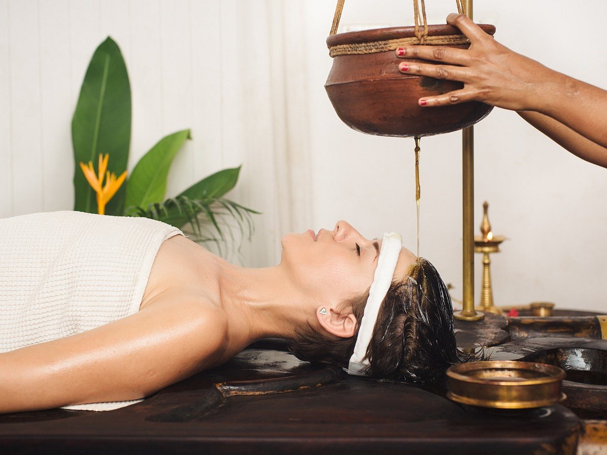 Shirodhara Therapy in Ayurveda: What is it, How to Do it, Benefits, and ...
