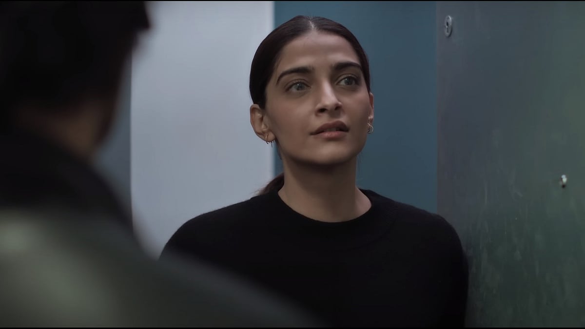 Blind Review: Sonam Kapoor & Vinay Pathak Try To Save a Rapidly ...