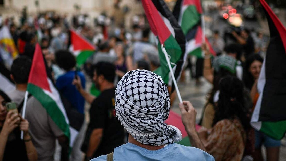 Keffiyeh: How a Garment Used for Protection From Sun Became a Symbol of ...