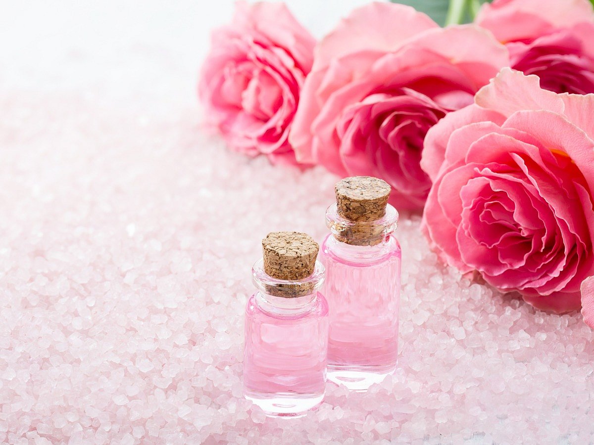 10 Benefits Of Rose Water For Face, hair & Skin