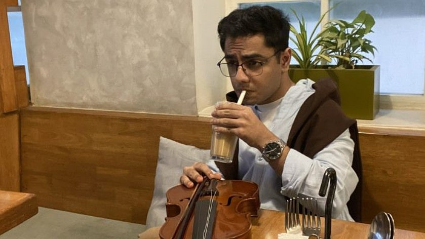 Man Dresses as ‘Raj Aryan’ On Date Because The Woman Is Obsessed With SRK