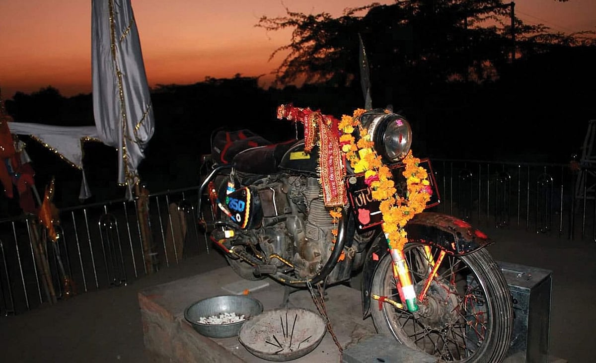 ബുള്ളറ്റ് ബൈക്കിനെ ആരാധിക്കുന്ന ക്ഷേത്രം.! | Bullet Baba Temple