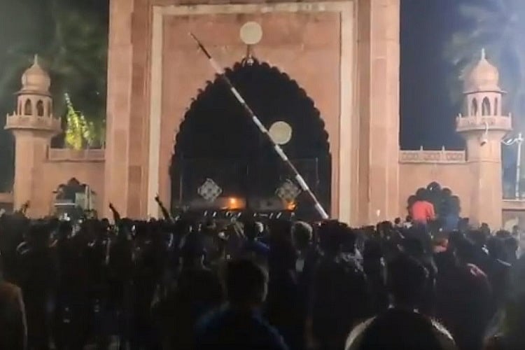 CAA protests: Police clash with students at AMU, internet snapped in ...