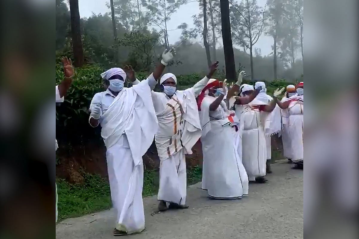 Video: Badaga tribe members in Nilgiris dance with face masks on ...