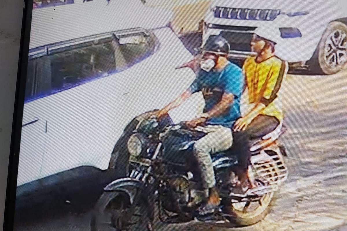 Caught on CCTV: Two men fake accident to extort Rs 15k from car driver ...