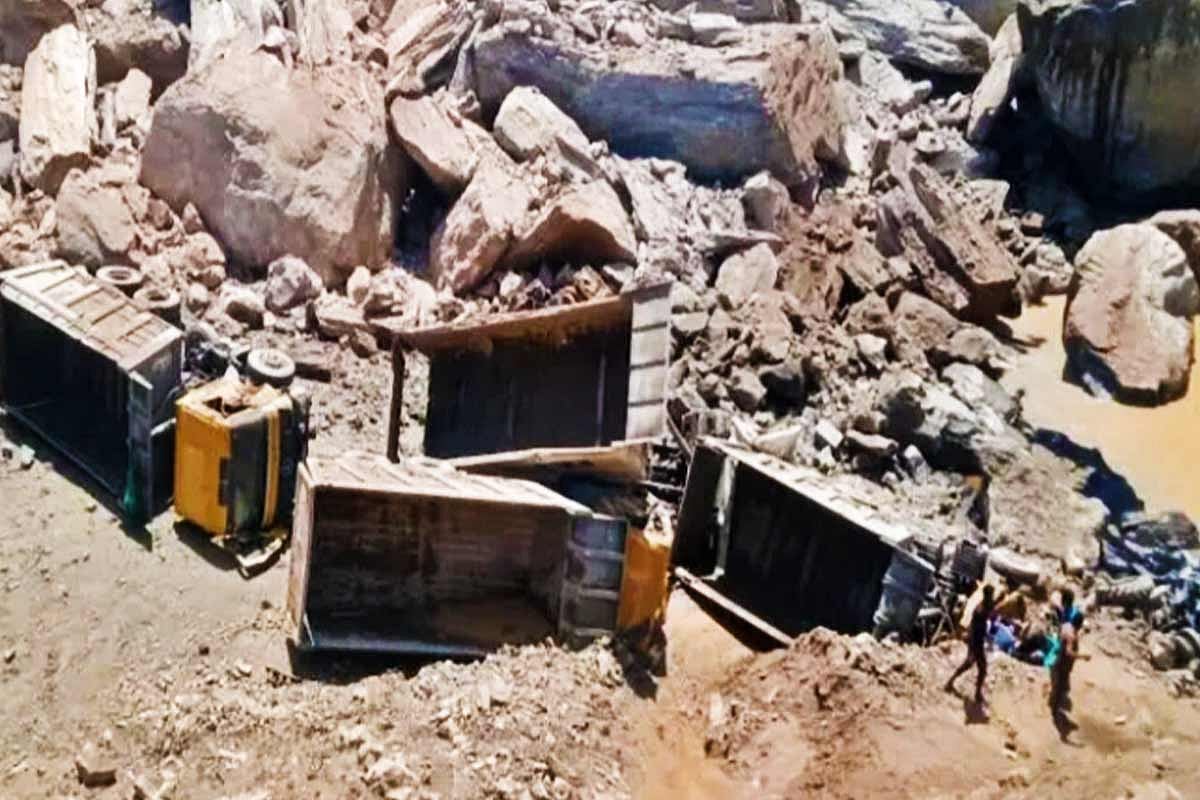 Several labourers feared trapped after stone quarry collapses in Karnataka