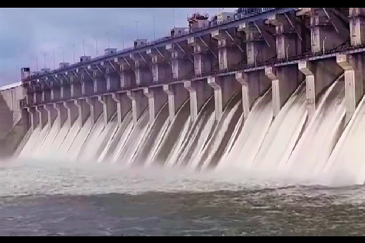Video suggests 'leak' at Telangana's Mid Manair dam, Cong alleges ...