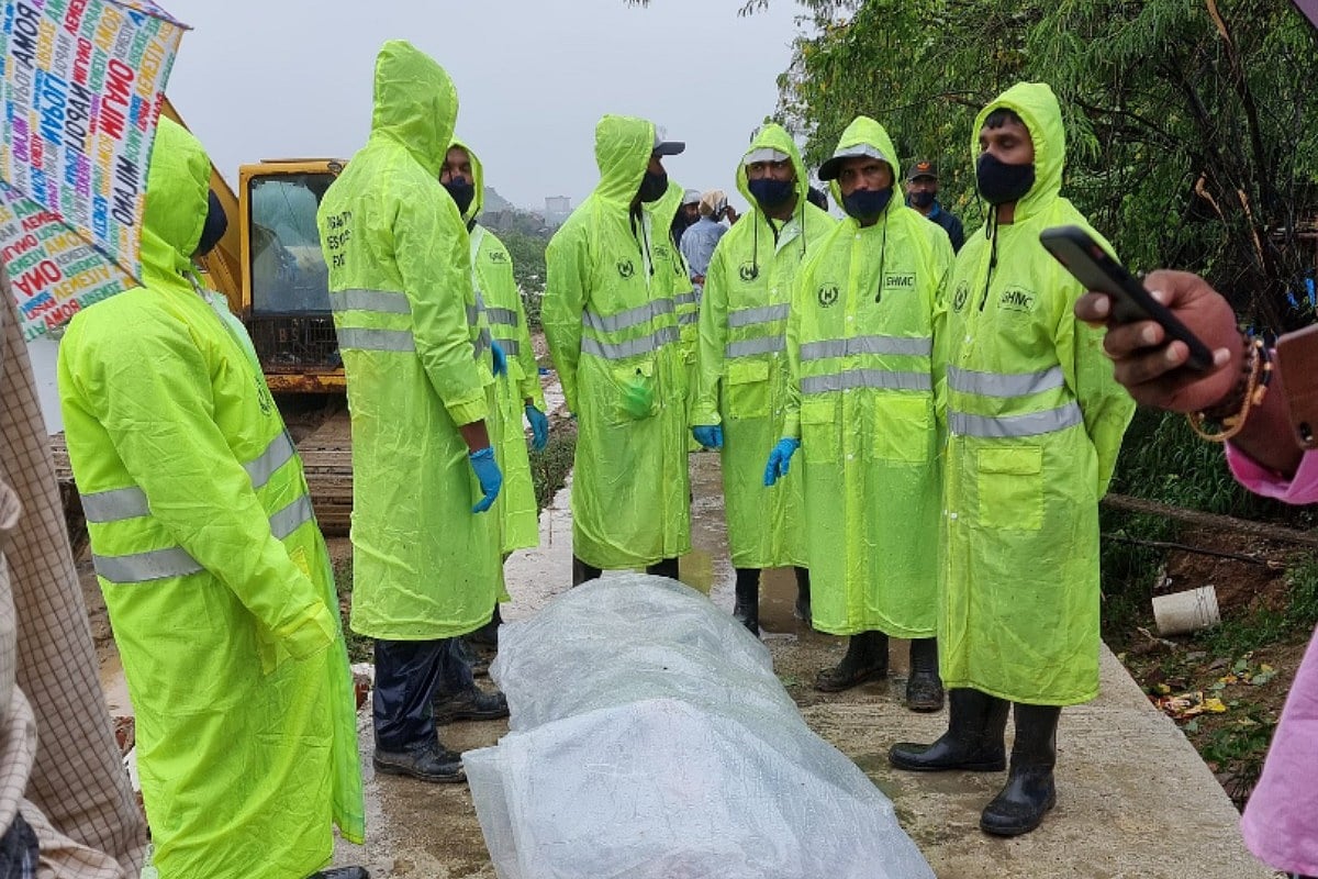 Sonakshi Sinha puts out Rajinikanth-starrer Lingaa's first look on ...