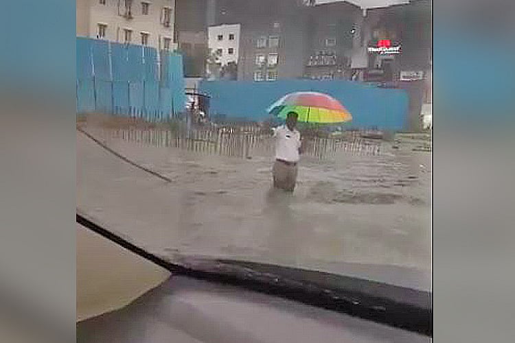 Video: Hyd cop stands in knee-deep water and directs traffic, wins ...