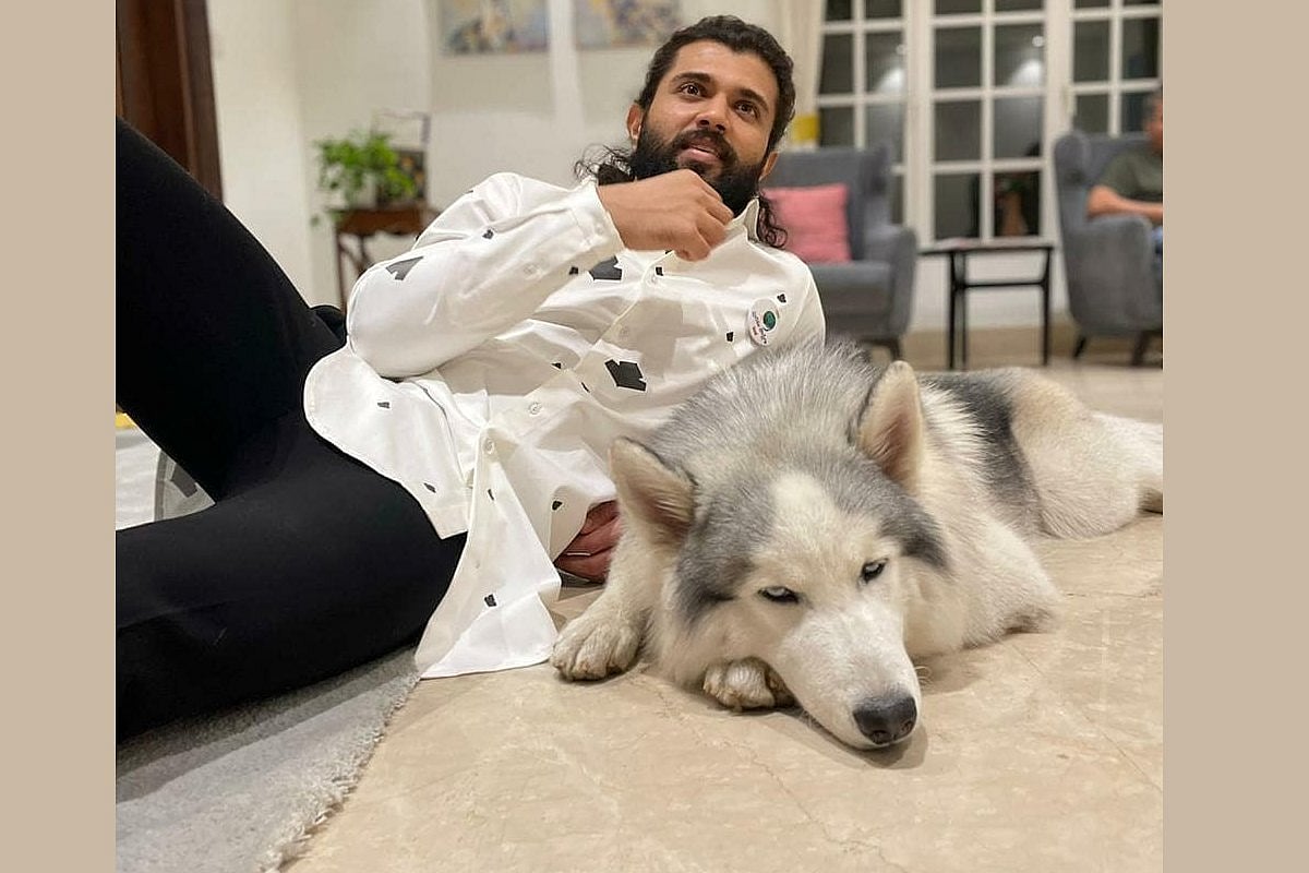 Vijay Deverakonda posts adorable pic with his pet Husky, Storm