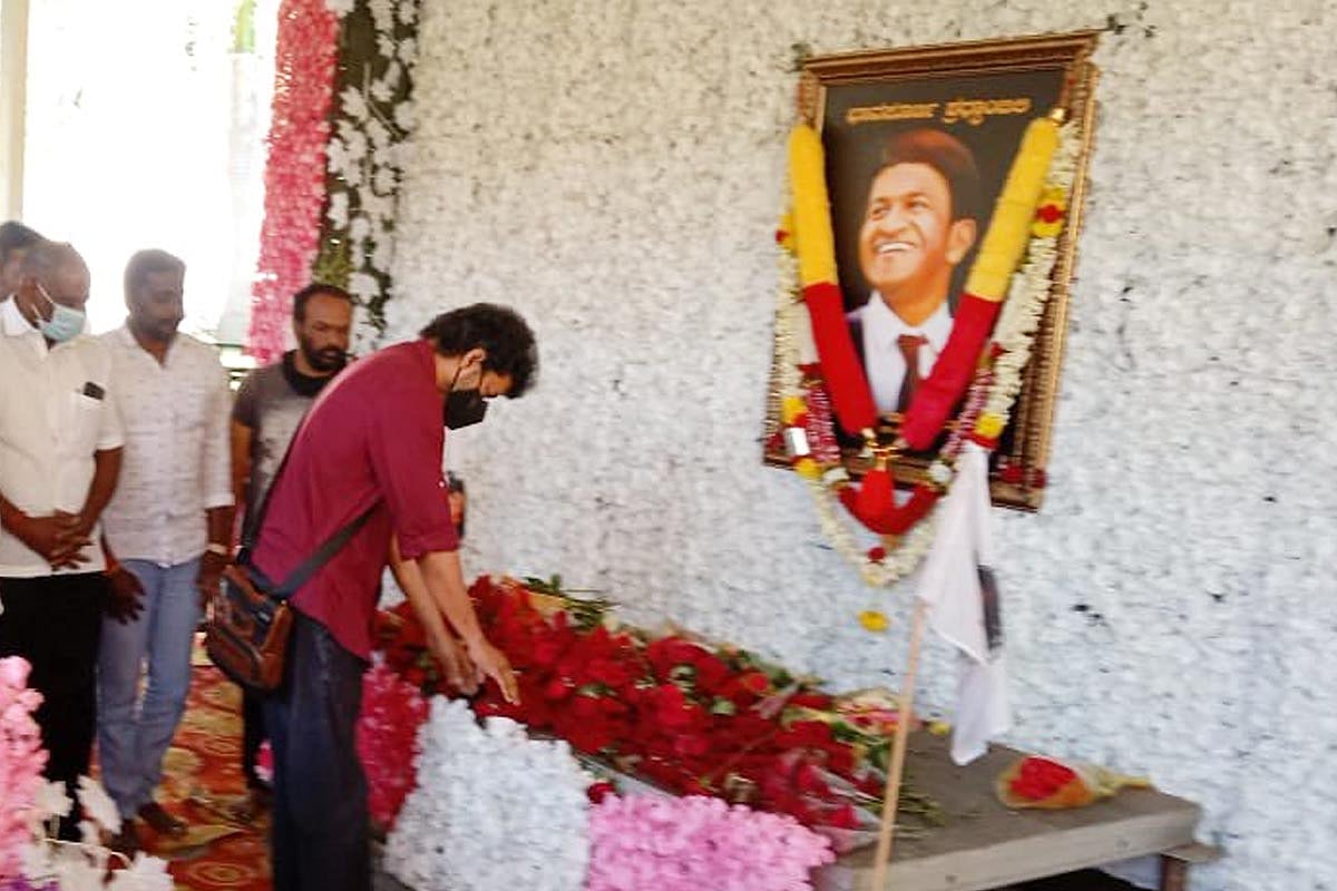 Actor Vijay visits Puneeth Rajkumar memorial in Bengaluru, pays respects