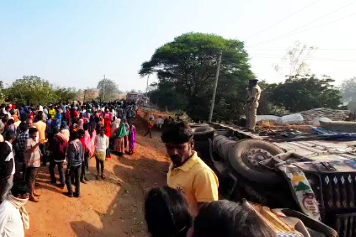 Seven dead, several injured as lorry collides with auto in Telangana