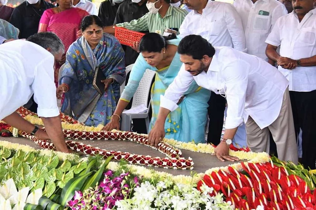 Andhra CM pays homage to YS Rajasekhara Reddy on 12th death anniversary