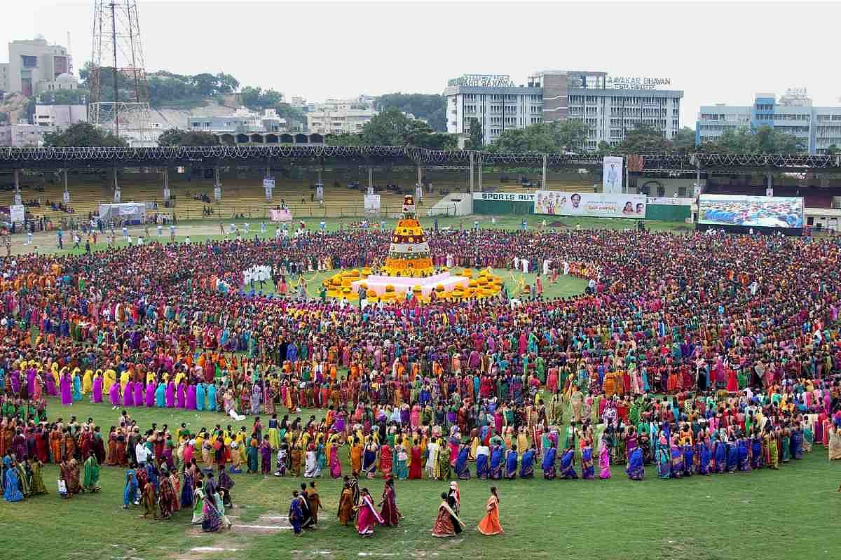 Hyderabad police announce traffic diversions for Saddula Bathukamma ...