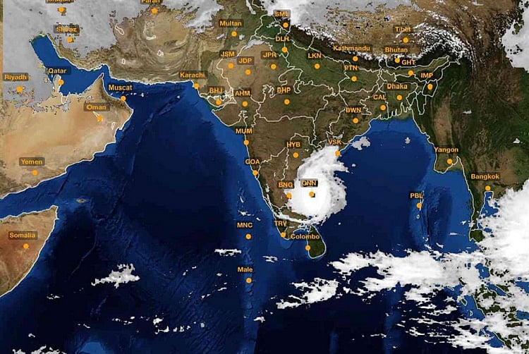 Cyclone Vardah rapidly approaches TN coast, heavy winds and rains lash ...