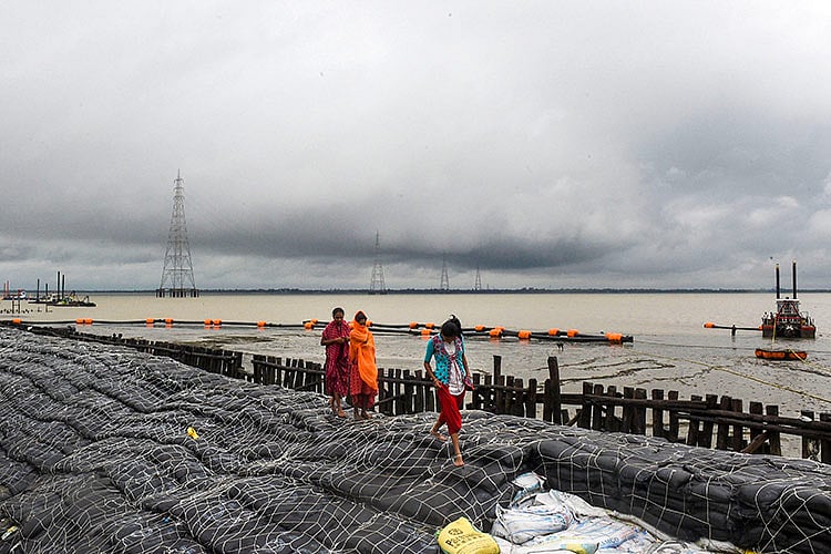 1 dead as Cyclone Bulbul reaches West Bengal, PM Modi reviews situation