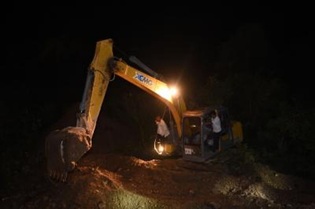 Karnataka digs up roads on Kerala border to curb traffic amid COVID-19 ...