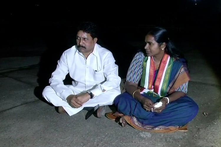 Former Hyd Mayor Karthika Reddy protests outside Rahul Gandhi’s ...