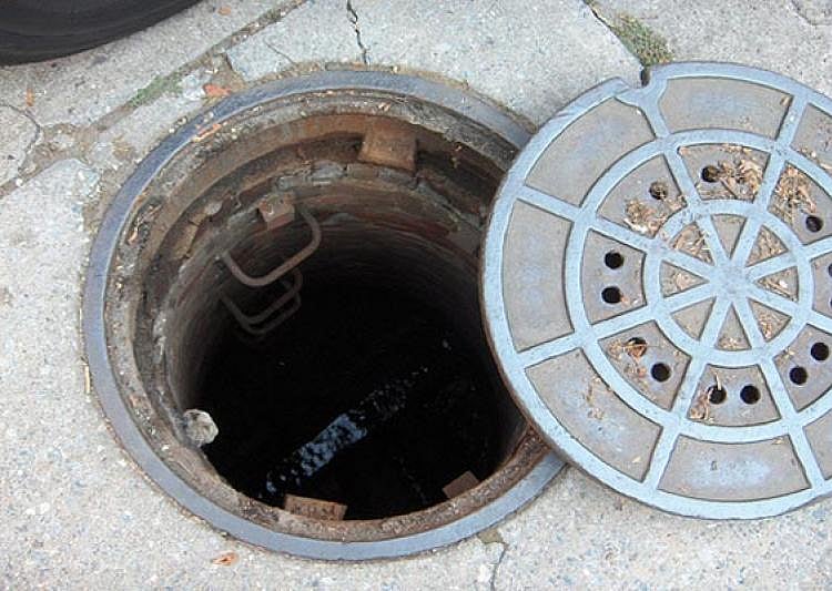 Two municipal workers die in manhole
