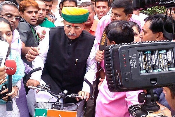 Arjun Meghwal cycles to Rashtrapati Bhavan for oath taking, video goes ...