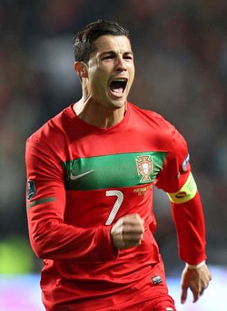Watch video: Cristiano Ronaldo disguised as bearded soccer playing man ...