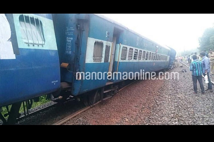 Thiruvananthapuram-Mangalore express derails near Kochi, 12 coaches off ...