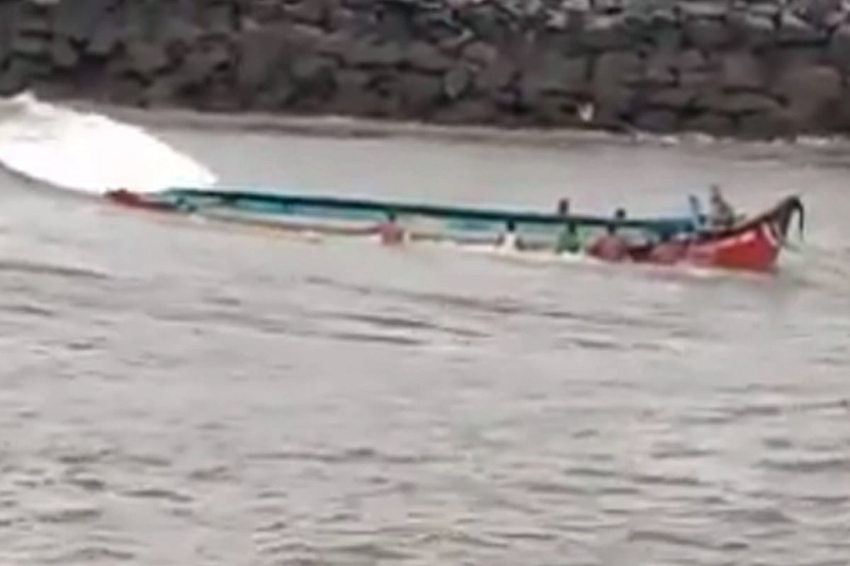 Karnataka: 4 fishermen missing after boat capsizes off the coast of Udupi