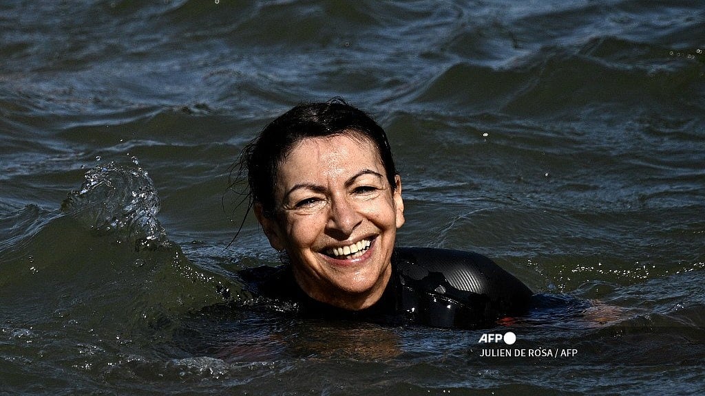 Paris mayor takes pre-Olympics dip to prove Seine clean