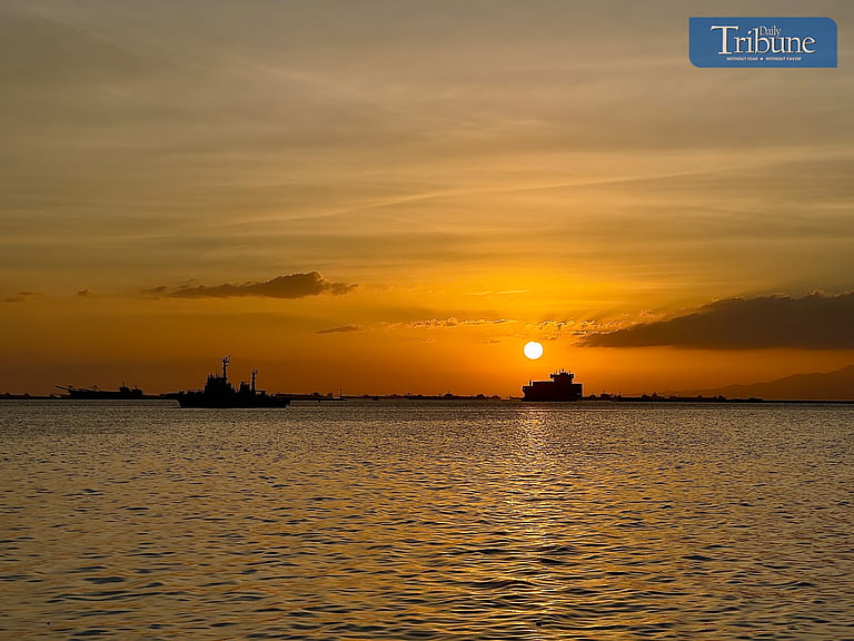 Breathtaking Sunset Over Manila Bay Captivates Promenaders