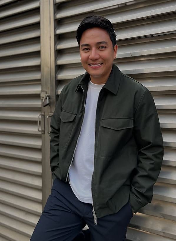 Is Jak Roberto stalking Kim Chiu?