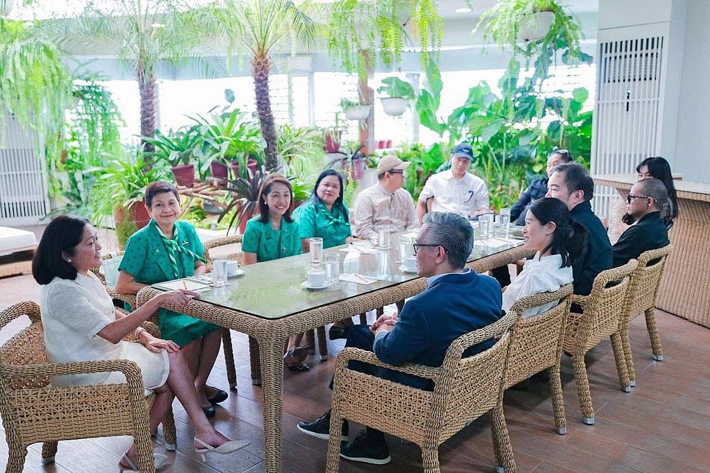 First Lady Liza Marcos Donates Art Proceeds to Girl Scouts of the ...