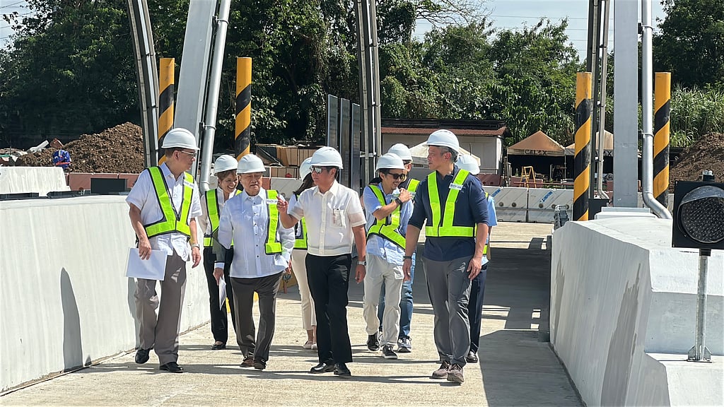 Marcos inspects CALAX construction