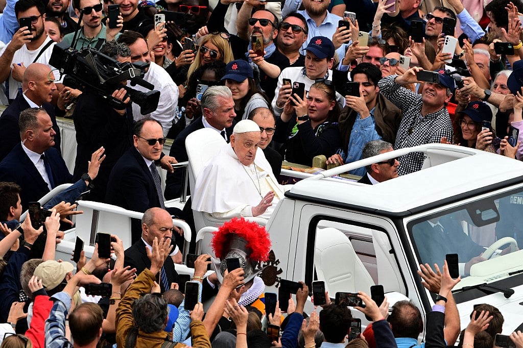 Frail Pope Francis takes to popemobile to greet Easter crowd