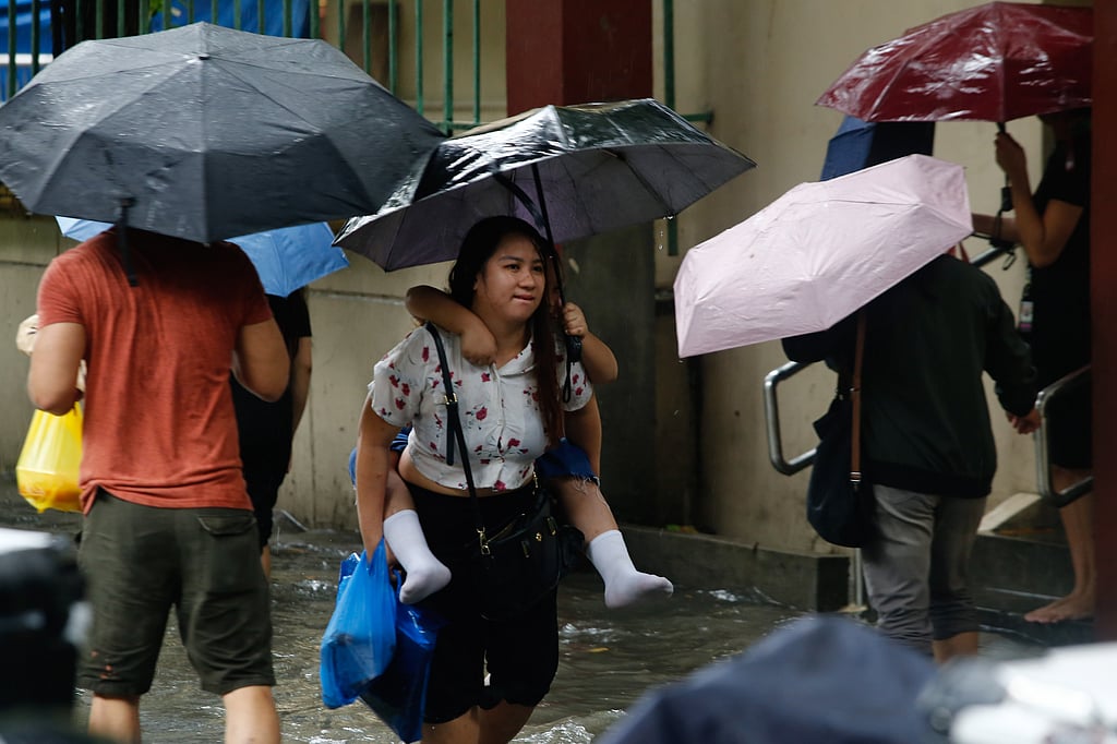 Students, commuters brave gutter-deep flood