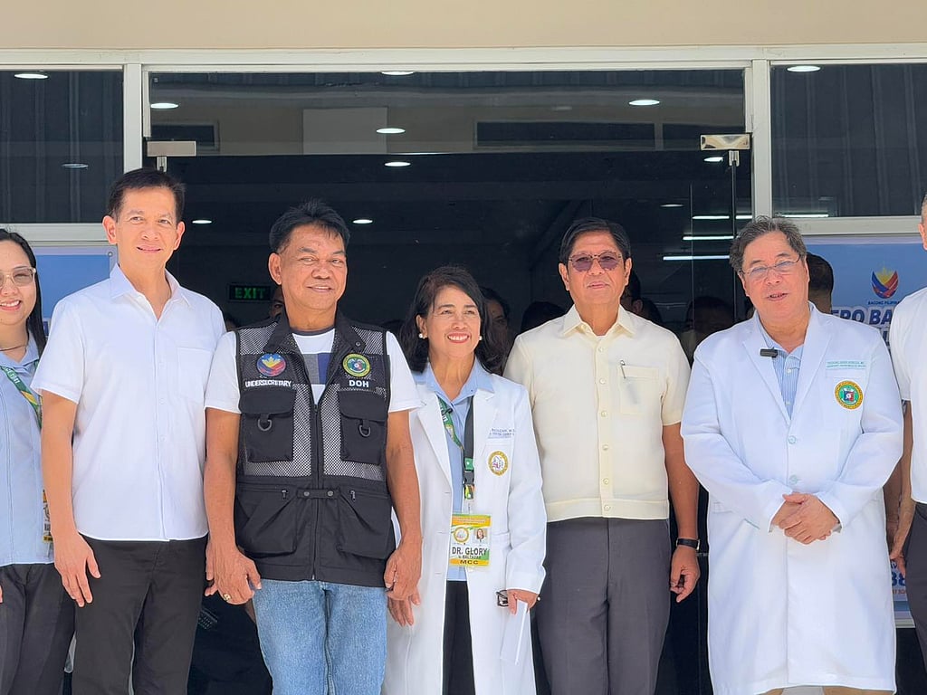 Marcos inspects zero balance billing at Bataan hospital