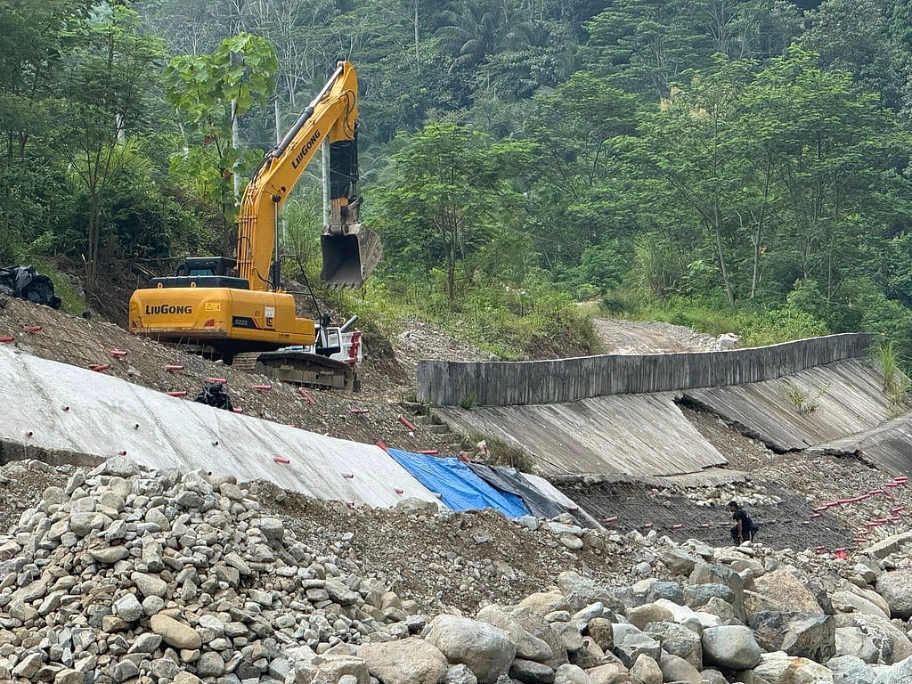 Nabunturan flood control project collapses